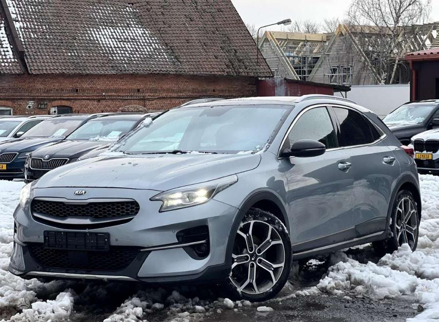 Grey Kia XCeed 2019 in Klaipeda, with an engine capacity of 1.60 L and mileage of 223 thousand km for 11111 €, photo 1 on AUTOMOTO.COM.LV