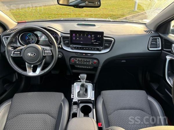 Grey Kia XCeed 2021 in Riga, with an engine capacity of 1.60 L and mileage of 30 thousand km for 19200 €, photo 8 on AUTOMOTO.COM.LV
