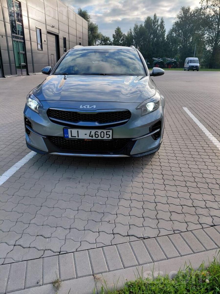 Grey Kia XCeed 2021 in Riga, with an engine capacity of 1.50 L and mileage of 141 thousand km for 13900 €, photo 1 on AUTOMOTO.COM.LV