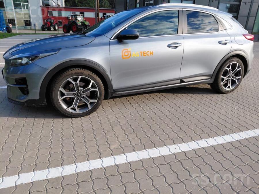 Grey Kia XCeed 2021 in Riga, with an engine capacity of 1.50 L and mileage of 141 thousand km for 13900 €, photo 3 on AUTOMOTO.COM.LV
