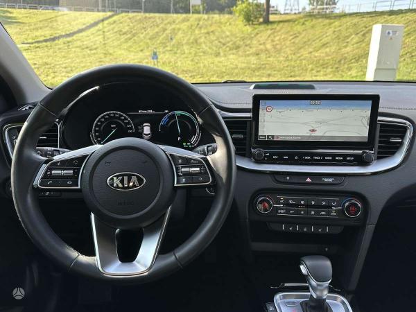 Kia XCeed 2020 in Kaunas on AUTOMOTO.COM.LV Red Kia XCeed 2020 in Kaunas, with an engine capacity of 1.60 L and mileage of 138 thousand km for 14950 β¬, photo 4 on AUTOMOTO.COM.LV