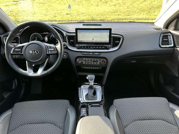 Kia XCeed 2020 in Kaunas on AUTOMOTO.COM.LV Red Kia XCeed 2020 in Kaunas, with an engine capacity of 1.60 L and mileage of 138 thousand km for 14950 β¬, photo 11 on AUTOMOTO.COM.LV