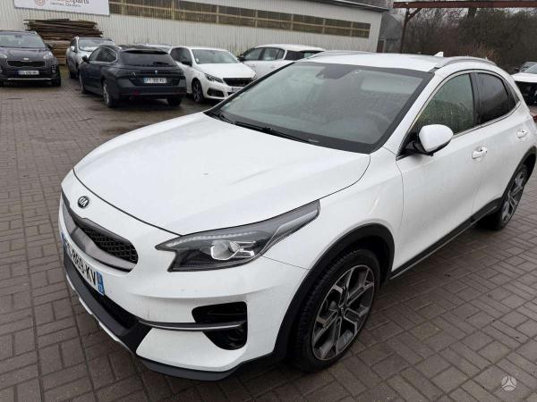 White Kia XCeed 2020 in Kaunas, with an engine capacity of 1.60 L and mileage of 157 thousand km for 11900 €, photo 1 on AUTOMOTO.COM.LV