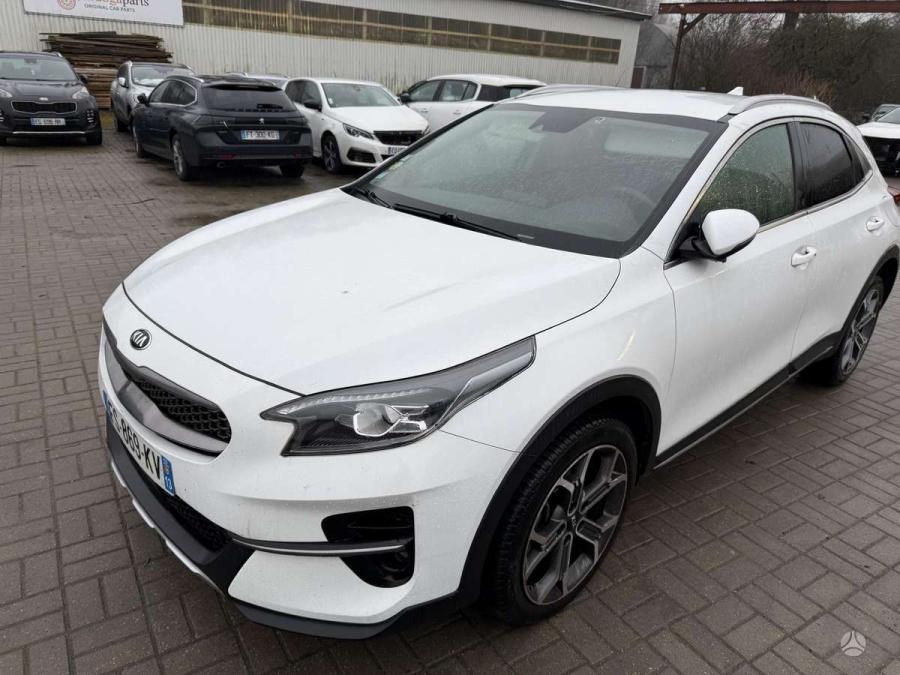 White Kia XCeed 2020 in Kaunas, with an engine capacity of 1.60 L and mileage of 157 thousand km for 11900 €, photo 1 on AUTOMOTO.COM.LV