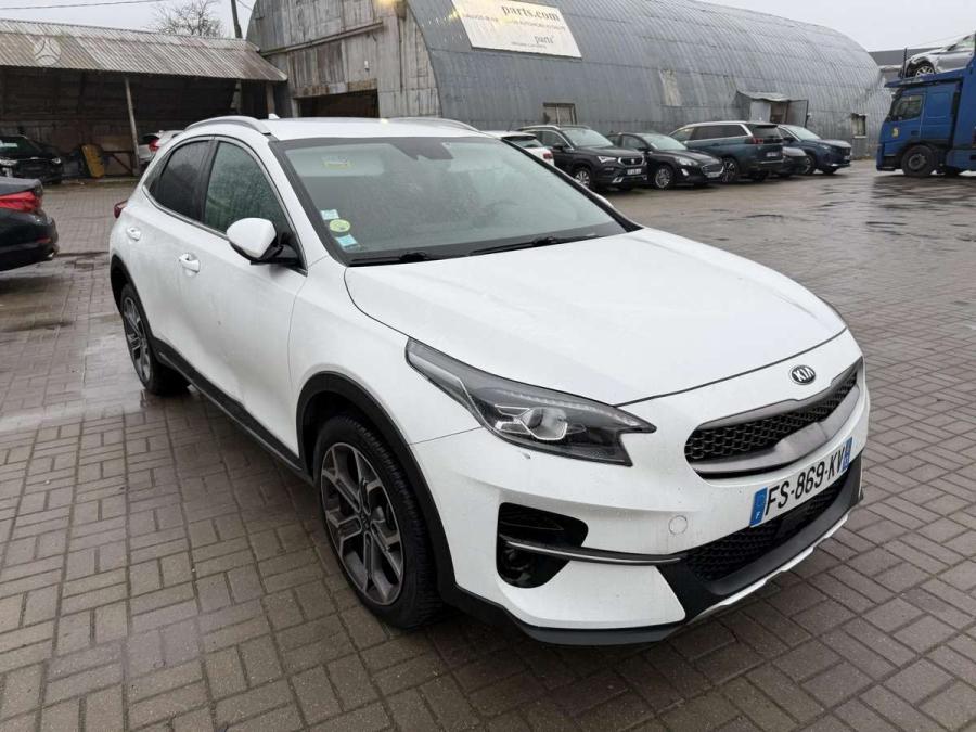 White Kia XCeed 2020 in Kaunas, with an engine capacity of 1.60 L and mileage of 157 thousand km for 11900 €, photo 2 on AUTOMOTO.COM.LV