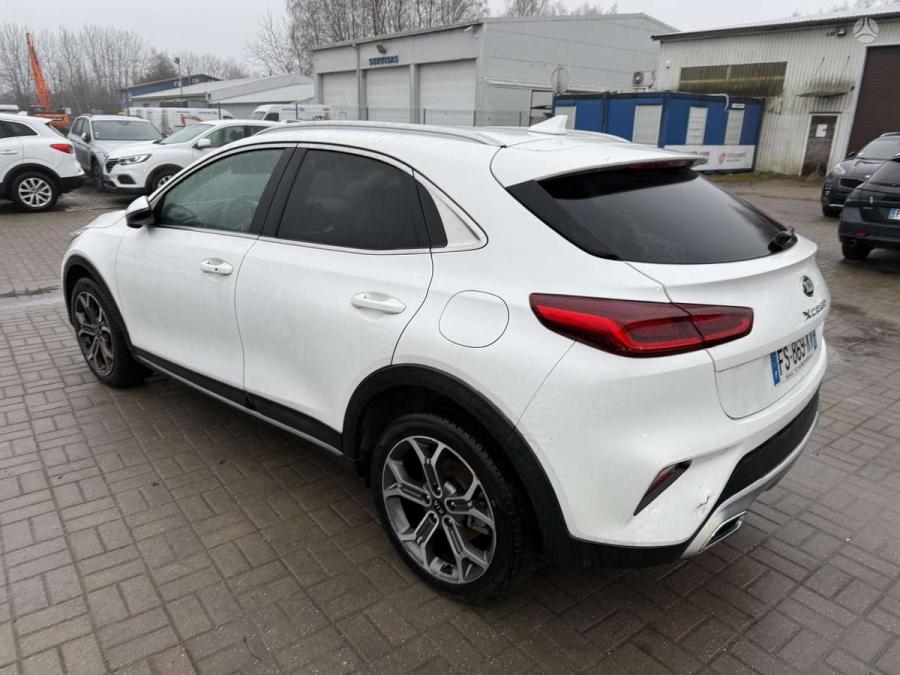 White Kia XCeed 2020 in Kaunas, with an engine capacity of 1.60 L and mileage of 157 thousand km for 11900 €, photo 3 on AUTOMOTO.COM.LV