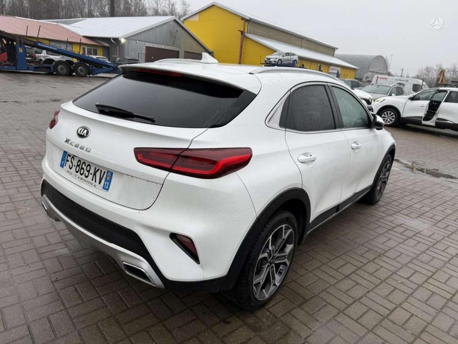 White Kia XCeed 2020 in Kaunas, with an engine capacity of 1.60 L and mileage of 157 thousand km for 11900 €, photo 4 on AUTOMOTO.COM.LV