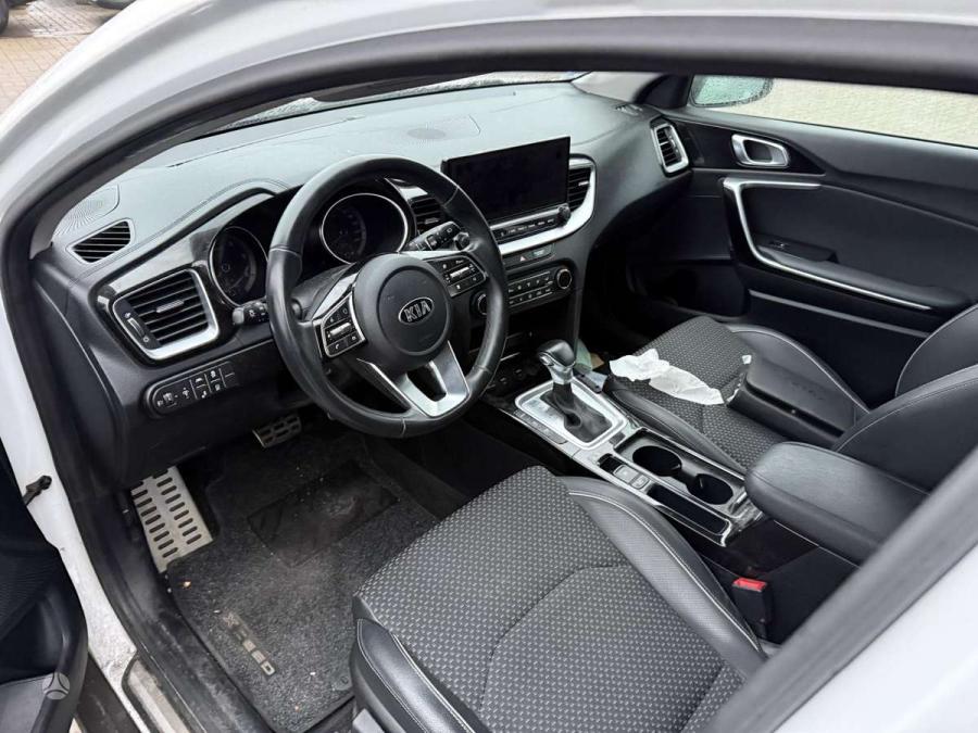 White Kia XCeed 2020 in Kaunas, with an engine capacity of 1.60 L and mileage of 157 thousand km for 11900 €, photo 6 on AUTOMOTO.COM.LV