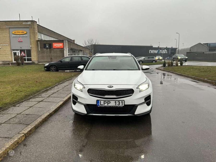 White Kia XCeed 2020 in Kaunas, with an engine capacity of 1.35 L and mileage of 127 thousand km for 16500 €, photo 2 on AUTOMOTO.COM.LV