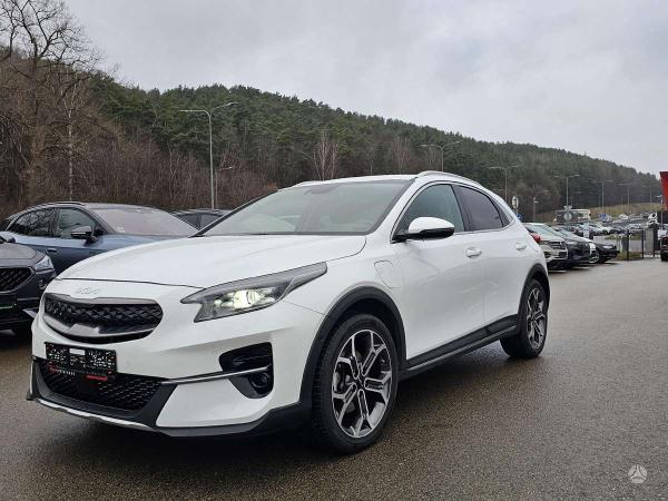 White Kia XCeed 2022 in Vilnius, with an engine capacity of 1.58 L and mileage of 40 thousand km for 19500 €, photo 1 on AUTOMOTO.COM.LV