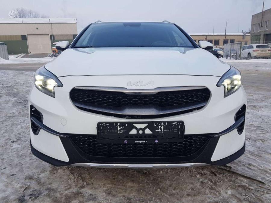 White Kia XCeed 2022 in Siauliai, with an engine capacity of 1.00 L and mileage of 180 thousand km for 11900 €, photo 2 on AUTOMOTO.COM.LV
