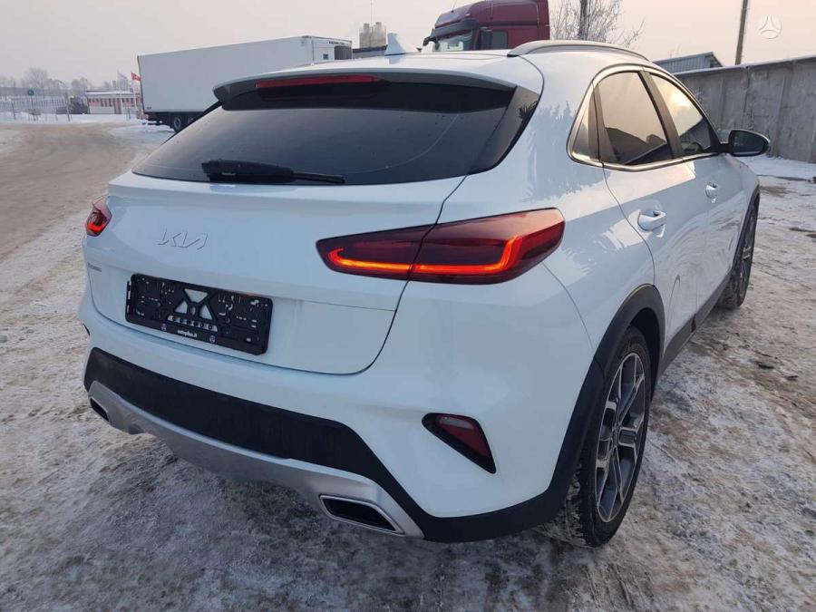 White Kia XCeed 2022 in Siauliai, with an engine capacity of 1.00 L and mileage of 180 thousand km for 11900 €, photo 4 on AUTOMOTO.COM.LV