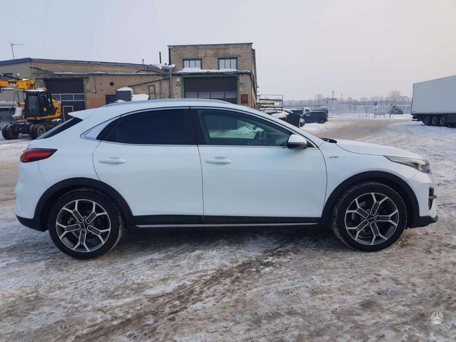 White Kia XCeed 2022 in Siauliai, with an engine capacity of 1.00 L and mileage of 180 thousand km for 11900 €, photo 5 on AUTOMOTO.COM.LV