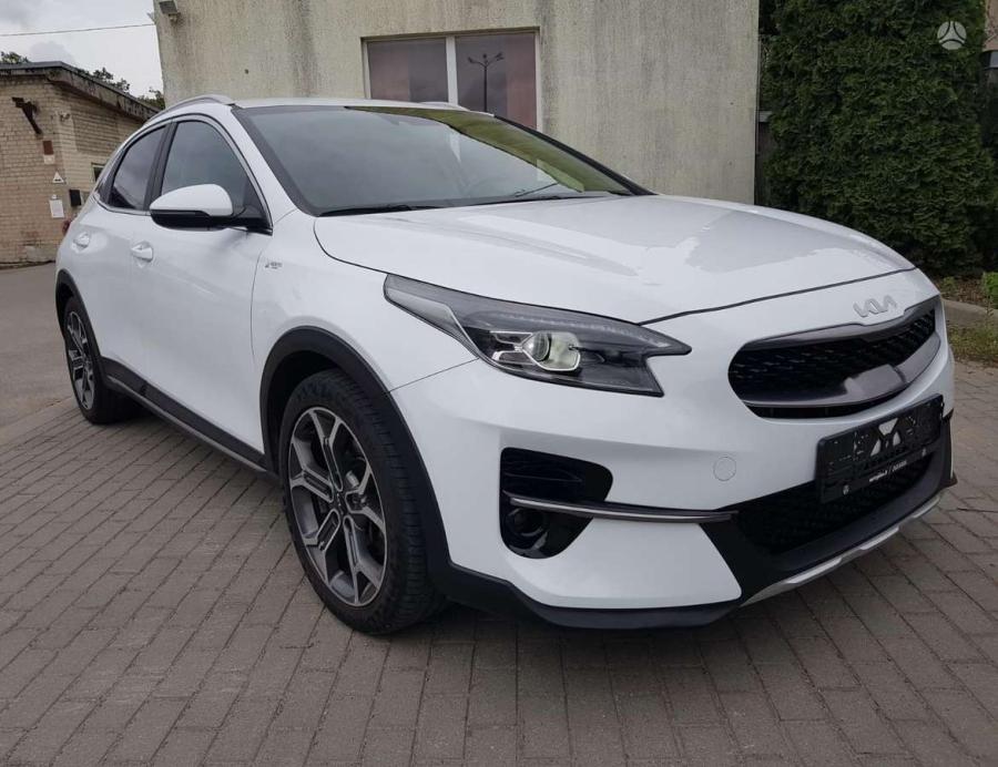 White Kia XCeed 2022 in Siauliai, with an engine capacity of 1.00 L and mileage of 180 thousand km for 11200 €, photo 1 on AUTOMOTO.COM.LV
