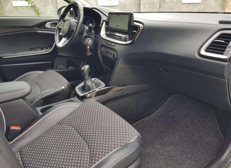 White Kia XCeed 2022 in Siauliai, with an engine capacity of 1.00 L and mileage of 180 thousand km for 11200 €, photo 10 on AUTOMOTO.COM.LV