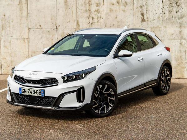 White Kia XCeed 2023 in Vilnius, with an engine capacity of 1.60 L and mileage of 184 thousand km for 12900 €, photo 1 on AUTOMOTO.COM.LV