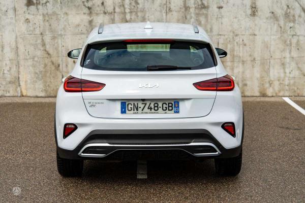 White Kia XCeed 2023 in Vilnius, with an engine capacity of 1.60 L and mileage of 184 thousand km for 12900 €, photo 7 on AUTOMOTO.COM.LV