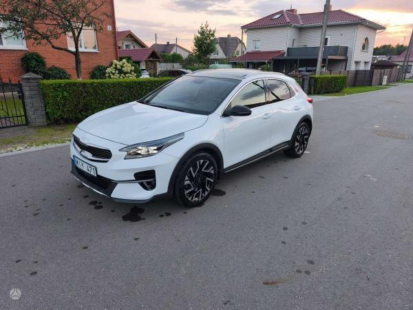 White Kia XCeed 2022 in Vilnius, with an engine capacity of 1.48 L and mileage of 29 thousand km for 19999 €, photo 1 on AUTOMOTO.COM.LV