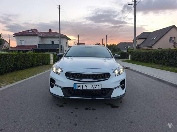 White Kia XCeed 2022 in Vilnius, with an engine capacity of 1.48 L and mileage of 29 thousand km for 19999 €, photo 3 on AUTOMOTO.COM.LV