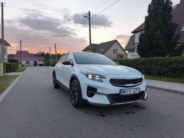 White Kia XCeed 2022 in Vilnius, with an engine capacity of 1.48 L and mileage of 29 thousand km for 19999 €, photo 4 on AUTOMOTO.COM.LV