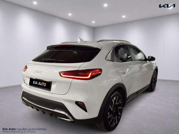White Kia XCeed 2023 in Vilnius, with an engine capacity of 1.50 L and mileage of 112 thousand km for 16900 €, photo 2 on AUTOMOTO.COM.LV
