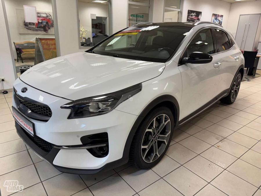 White Kia XCeed 2020 in Kaunas, with an engine capacity of 1.60 L and mileage of 55 thousand km for 25181 €, photo 1 on AUTOMOTO.COM.LV