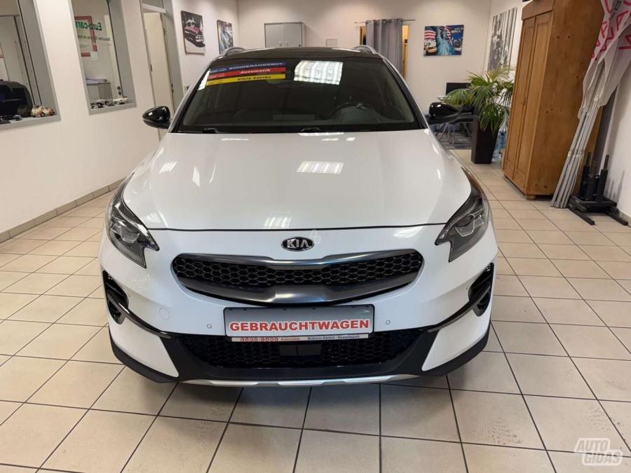 White Kia XCeed 2020 in Kaunas, with an engine capacity of 1.60 L and mileage of 55 thousand km for 25181 €, photo 2 on AUTOMOTO.COM.LV