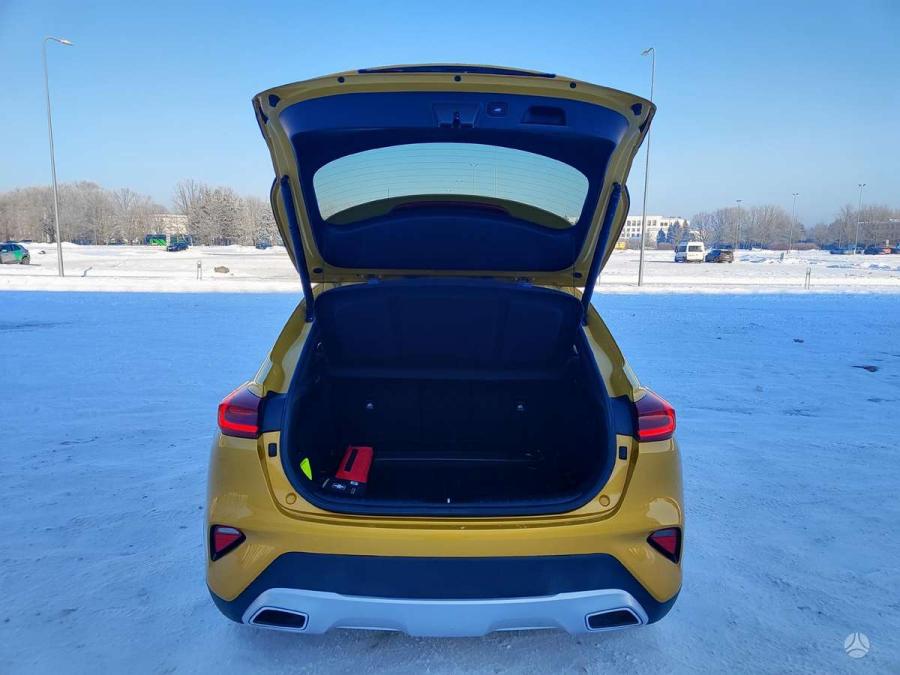 Yellow Kia XCeed 2019 in Kaunas, with an engine capacity of 1.60 L and mileage of 98 thousand km for 15000 €, photo 7 on AUTOMOTO.COM.LV