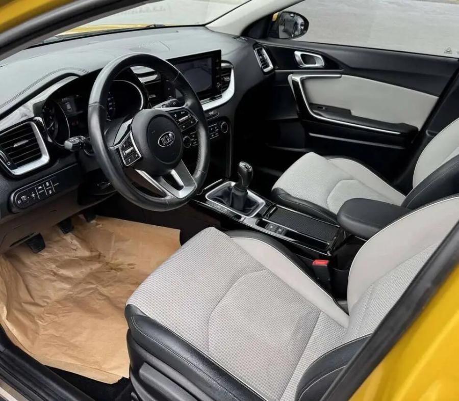 Yellow Kia XCeed 2020 in Telschi, with an engine capacity of 1.60 L and mileage of 149 thousand km for 11790 €, photo 13 on AUTOMOTO.COM.LV