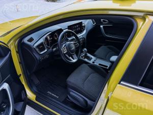 Yellow Kia XCeed 2023 in Riga, with an engine capacity of 1.50 L and mileage of 61 thousand km for 20000 €, photo 12 on AUTOMOTO.COM.LV