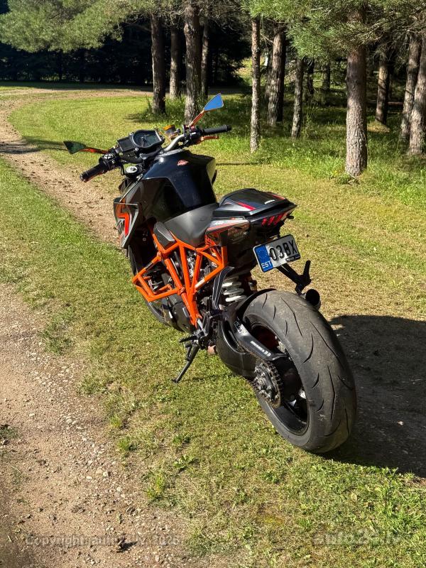 Black KTM 1290 Super Duke 2014 in Tartu, with an engine capacity of 1.30 L and mileage of 46 thousand km for 7500 €, photo 5 on AUTOMOTO.COM.LV