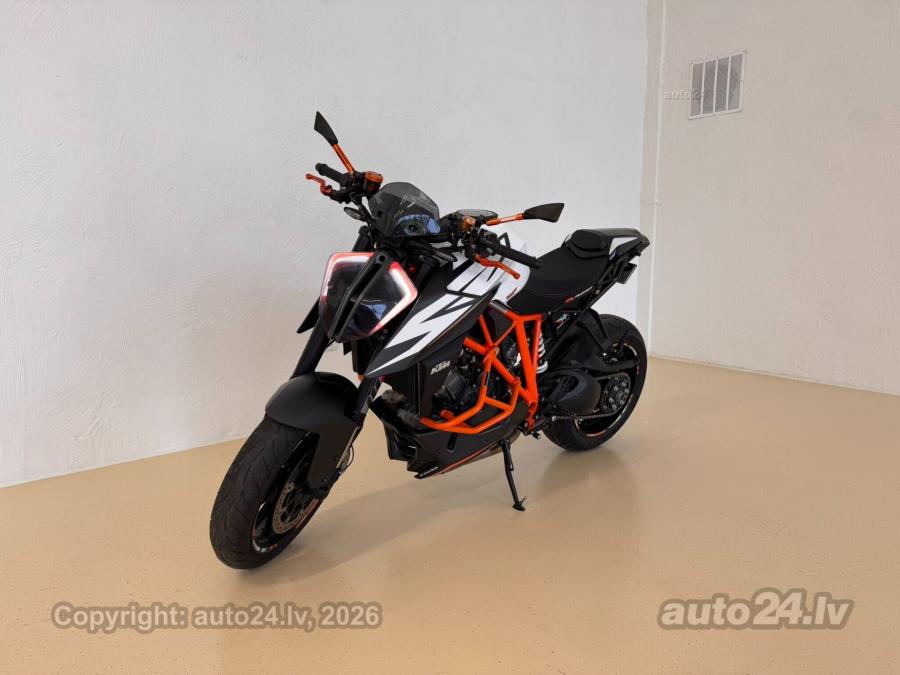 White KTM 1290 Super Duke 2019 in Rakvere, with an engine capacity of 1.30 L and mileage of 20 thousand km for 12490 €, photo 1 on AUTOMOTO.COM.LV