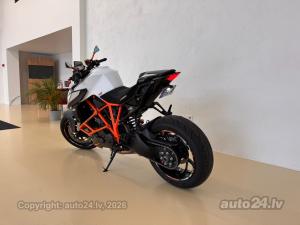 White KTM 1290 Super Duke 2019 in Rakvere, with an engine capacity of 1.30 L and mileage of 20 thousand km for 12490 €, photo 4 on AUTOMOTO.COM.LV