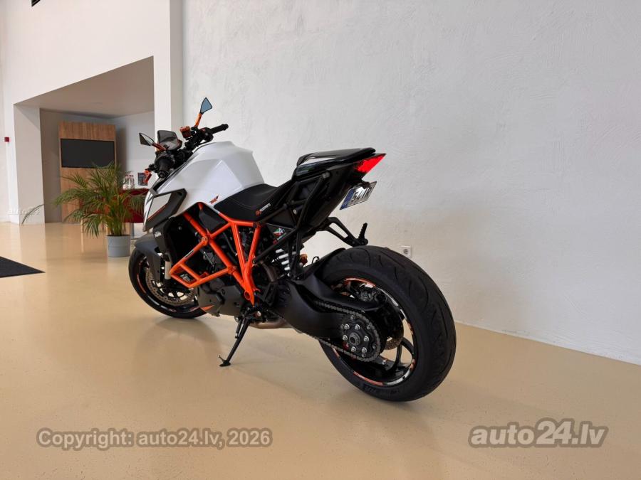 White KTM 1290 Super Duke 2019 in Rakvere, with an engine capacity of 1.30 L and mileage of 20 thousand km for 12490 €, photo 4 on AUTOMOTO.COM.LV