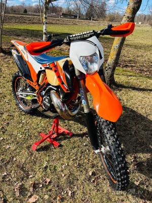 KTM 300 EXC 2015 Tartu, ar dzinēja tilpumu 0.30 L un nobraukumu 140 tūkst. km par 3500 €, foto  vietnē AUTOMOTO.COM.LV