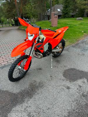 KTM 300 EXC 2025 Tallina, ar dzinēja tilpumu 0.30 L un nobraukumu 100 tūkst. km par 7200 €, foto  vietnē AUTOMOTO.COM.LV