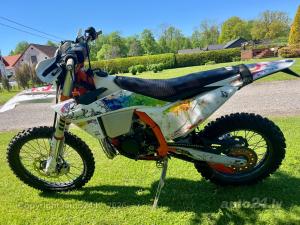 Balts KTM 300 EXC 2024 Pērnava, ar dzinēja tilpumu 0.29 L un nobraukumu 3 tūkst. km par 7200 €, foto 3 vietnē AUTOMOTO.COM.LV
