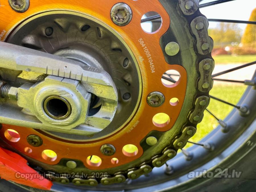 Balts KTM 300 EXC 2024 Pērnava, ar dzinēja tilpumu 0.29 L un nobraukumu 3 tūkst. km par 7200 €, foto 5 vietnē AUTOMOTO.COM.LV