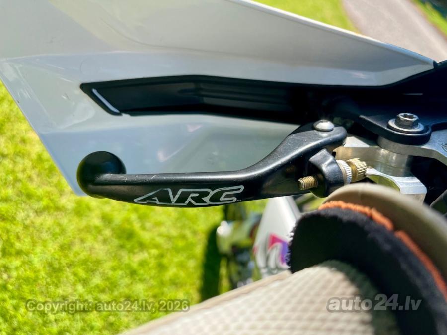 Balts KTM 300 EXC 2024 Pērnava, ar dzinēja tilpumu 0.29 L un nobraukumu 3 tūkst. km par 7200 €, foto 7 vietnē AUTOMOTO.COM.LV