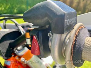 Balts KTM 300 EXC 2024 Pērnava, ar dzinēja tilpumu 0.29 L un nobraukumu 3 tūkst. km par 7200 €, foto 9 vietnē AUTOMOTO.COM.LV