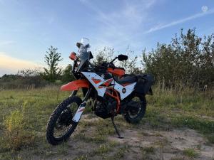 Oranžs KTM 390 Adventure 2026 Viļņa, ar dzinēja tilpumu 0.40 L un nobraukumu 1 tūkst. km par 8500 €, foto  vietnē AUTOMOTO.COM.LV