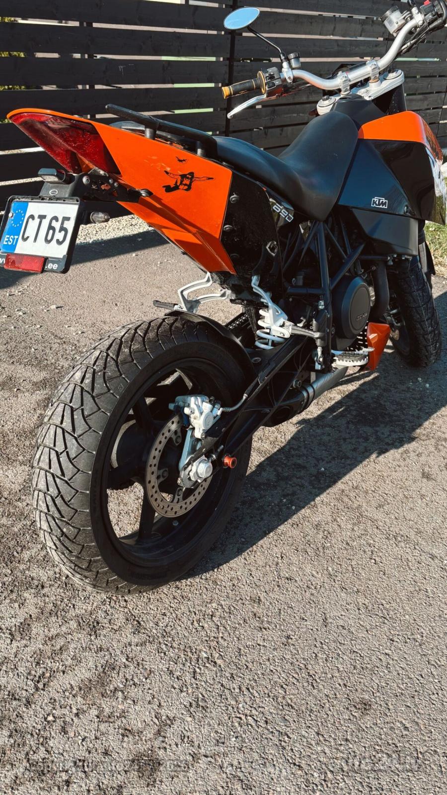 Black KTM 690 Duke 2010 in Rakvere, with an engine capacity of 0.00 L and mileage of 40 thousand km for 3600 €, photo 3 on AUTOMOTO.COM.LV