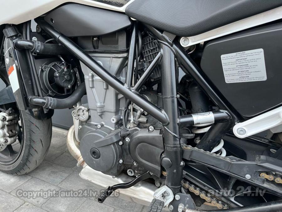 White KTM 690 Duke 2016 in Parnu, with an engine capacity of 0.69 L and mileage of 27 thousand km for 4800 €, photo 9 on AUTOMOTO.COM.LV