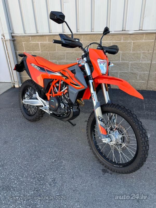 KTM 690 Enduro 2025 Tartu, ar dzinēja tilpumu 0.69 L un nobraukumu 1 tūkst. km par 10900 €, foto 1 vietnē AUTOMOTO.COM.LV