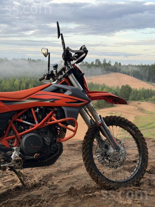 KTM 690 Enduro R 2024 Rīga, ar dzinēja tilpumu 0.69 L un nobraukumu 0 tūkst. km par 8399 €, foto 1 vietnē AUTOMOTO.COM.LV