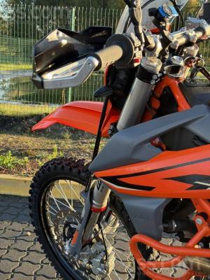 KTM 690 Enduro R 2024 Rīga, ar dzinēja tilpumu 0.69 L un nobraukumu 0 tūkst. km par 8399 €, foto 6 vietnē AUTOMOTO.COM.LV