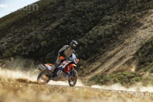 KTM 890 Adventure R 2026 Rīga, ar dzinēja tilpumu 0.89 L un nobraukumu 0 tūkst. km par 14740 €, foto 7 vietnē AUTOMOTO.COM.LV