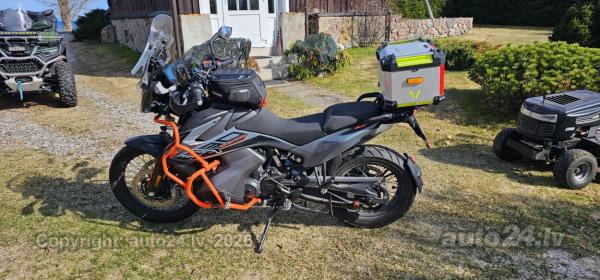 Pelēks KTM 890 2021 Tallina, ar dzinēja tilpumu 0.89 L un nobraukumu 17 tūkst. km par 11755 €, foto 1 vietnē AUTOMOTO.COM.LV