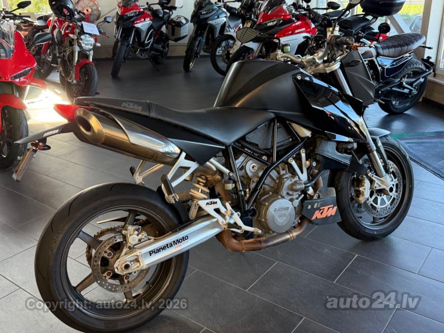 Melns KTM 990 Super Duke 2005 Tallina, ar dzinēja tilpumu 1.00 L un nobraukumu 38 tūkst. km par 3490 €, foto 4 vietnē AUTOMOTO.COM.LV