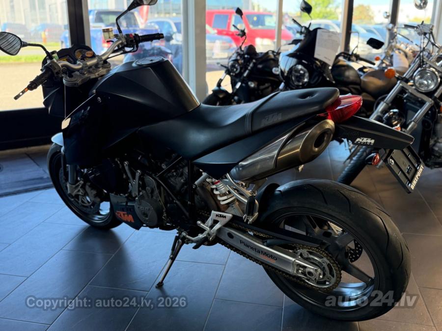 Melns KTM 990 Super Duke 2005 Tallina, ar dzinēja tilpumu 1.00 L un nobraukumu 38 tūkst. km par 3490 €, foto 12 vietnē AUTOMOTO.COM.LV